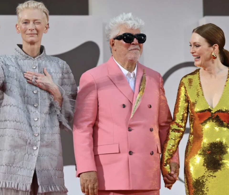 Almodóvar ganó el León de Oro en Venecia por “La habitación de al lado ...